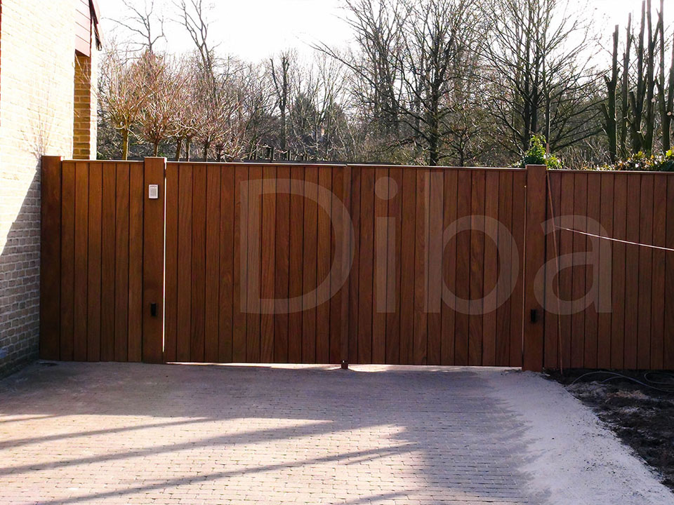 Massieve houten padouk poorten | DIBA